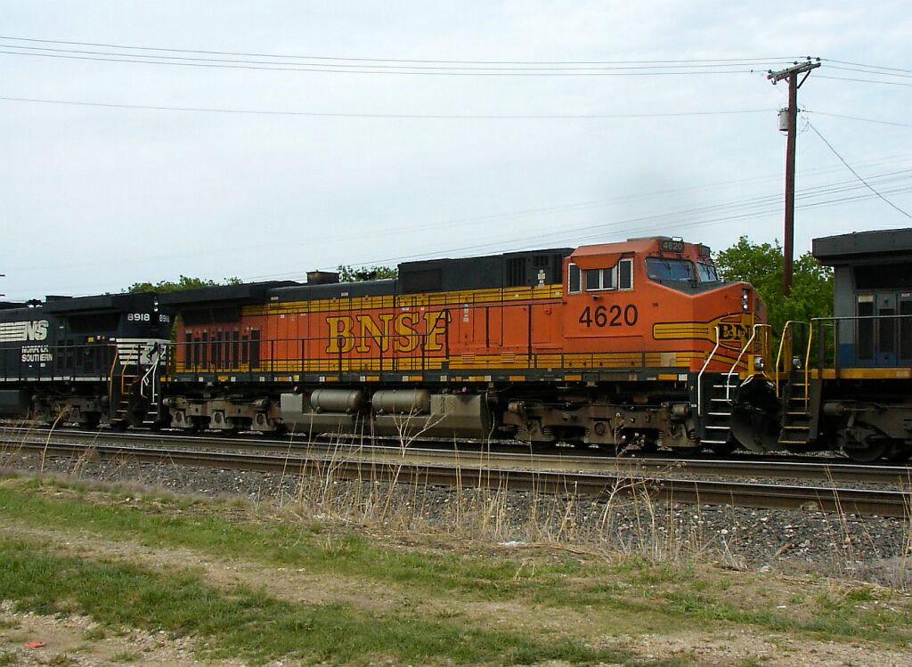 BNSF 4620 & NS 8918
